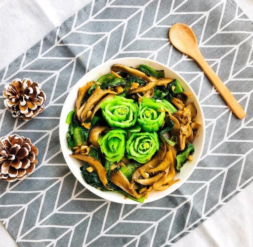 平菇油菜怎么炒好吃_平菇炒油菜的家常做法-第1张图片-山城妙识