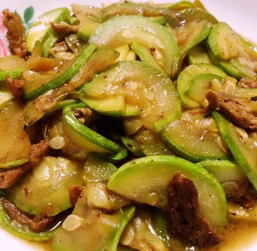 西葫芦炒肉怎么炒才脆嫩_西葫芦炒肉用不用焯水-第3张图片-山城妙识 西葫芦炒肉怎么炒才脆嫩_西葫芦炒肉用不用焯水-第3张图片-山城妙识