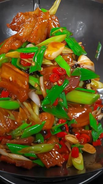 蒜头炒肉怎么炒才香_蒜头炒肉用几瓣蒜-第1张图片-山城妙识