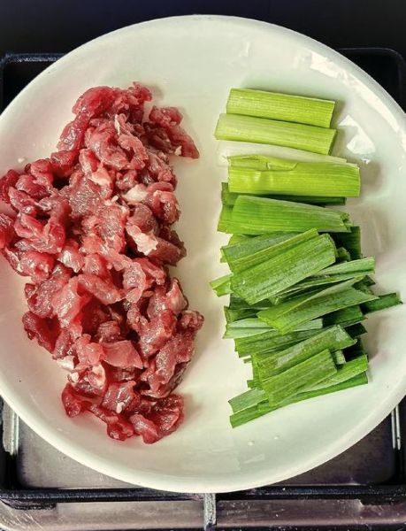 蒜苗炒牛肉怎么做_蒜苗牛肉怎么炒才嫩-第2张图片-山城妙识