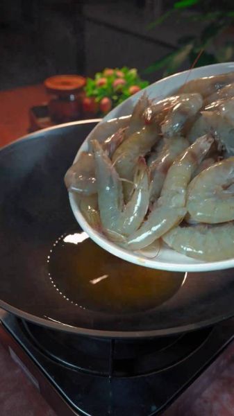 油靠大虾怎么做_油靠大虾和油焖大虾区别-第3张图片-山城妙识