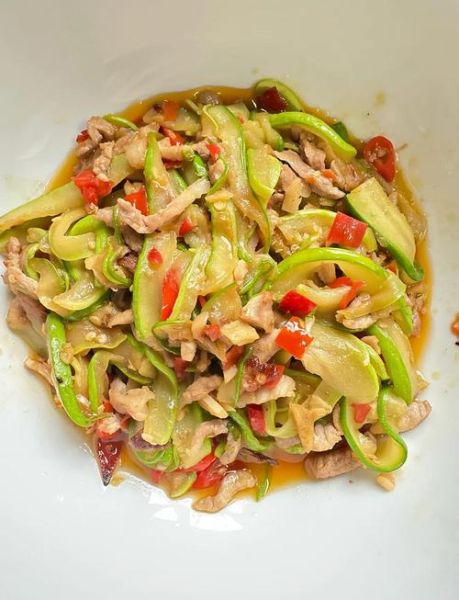 西葫芦炒肉怎么炒好吃_西葫芦炒肉用不用焯水-第1张图片-山城妙识