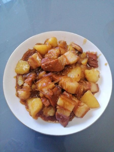 红烧肉炖土豆的家常做法_怎么炖才入味-第2张图片-山城妙识