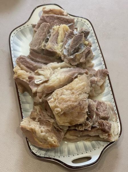 牛排骨怎么煲汤好喝又营养_牛排骨汤放什么配料-第1张图片-山城妙识