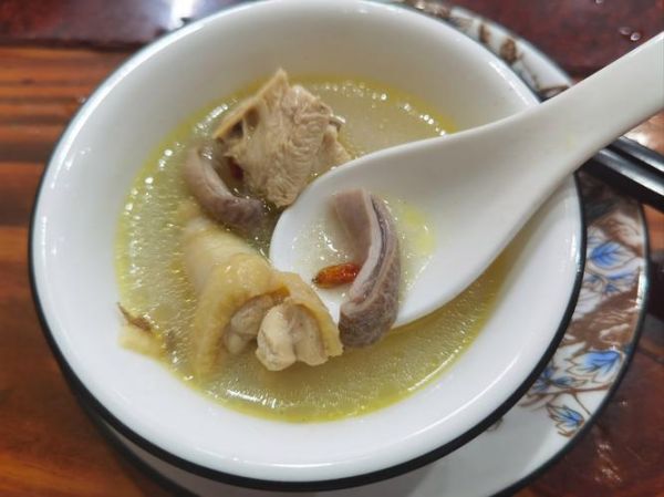 猪肚鸡汤的做法窍门_怎样炖出奶白色汤底-第2张图片-山城妙识