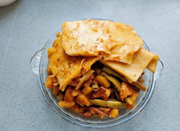 豆角焖饼的家常做法_豆角焖饼怎么做才好吃-第1张图片-山城妙识