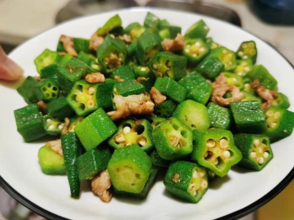 肉炒秋葵怎么炒才好吃_秋葵炒肉要不要焯水-第1张图片-山城妙识