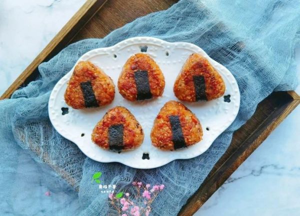 韩式三角饭团怎么做_韩式三角饭团需要哪些材料-第3张图片-山城妙识 韩式三角饭团怎么做_韩式三角饭团需要哪些材料-第3张图片-山城妙识