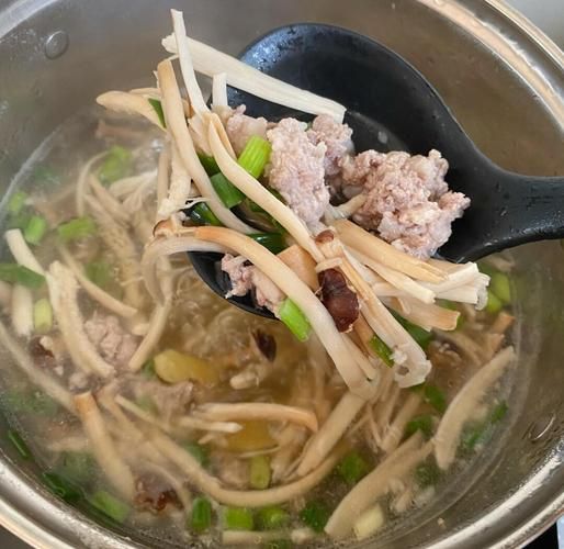 白蘑菇肉片汤怎么做_白蘑菇肉片汤的家常做法-第2张图片-山城妙识