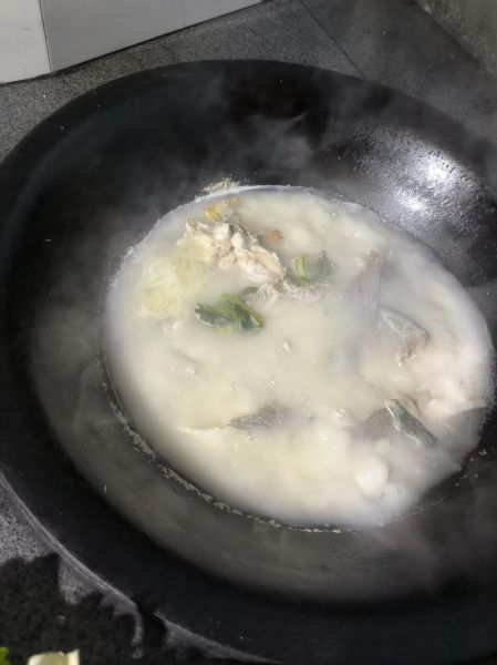 鱼汤怎么熬才白_鱼汤去腥技巧-第3张图片-山城妙识 鱼汤怎么熬才白_鱼汤去腥技巧-第3张图片-山城妙识