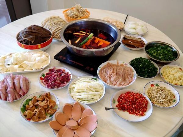 家庭简易火锅配菜有哪些_怎么搭配才好吃-第1张图片-山城妙识 家庭简易火锅配菜有哪些_怎么搭配才好吃-第1张图片-山城妙识