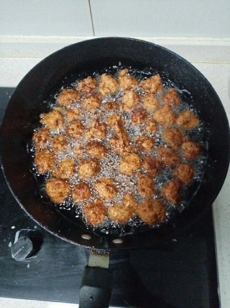 过年炸肉丸子怎么做_炸肉丸子家常做法-第3张图片-山城妙识