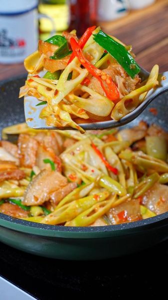 鲜冬笋炒肉片怎么做_鲜冬笋炒肉片的家常做法-第3张图片-山城妙识