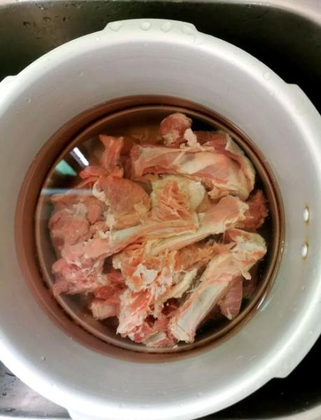 羊排怎么炖才好吃_炖羊排需要焯水吗-第1张图片-山城妙识