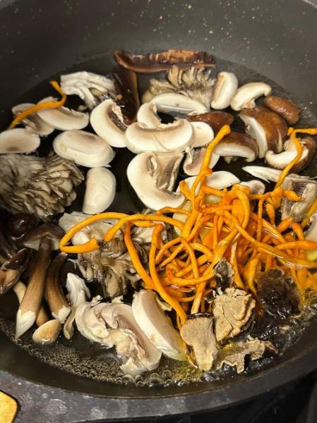 菌菇汤隔夜能吃吗_如何保存不变质-第1张图片-山城妙识 菌菇汤隔夜能吃吗_如何保存不变质-第1张图片-山城妙识