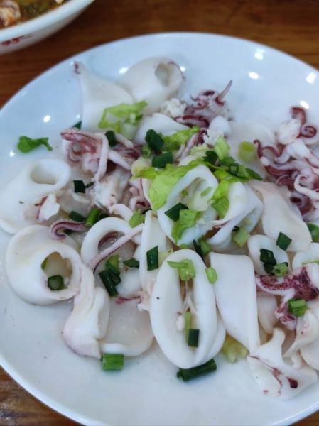 白灼鱿鱼怎么做好吃_白灼鱿鱼焯水几分钟-第1张图片-山城妙识