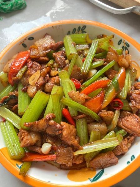 芹菜炒肉片怎么炒嫩又好吃_肉片不柴的秘诀-第3张图片-山城妙识