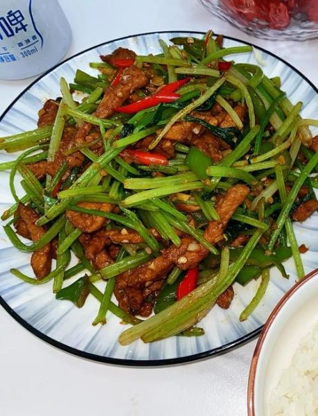 芹菜炒肉片怎么炒嫩又好吃_肉片不柴的秘诀-第2张图片-山城妙识