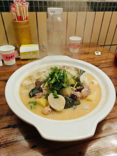 清炖芋儿鸡的家常做法_清炖芋儿鸡怎么做才嫩-第1张图片-山城妙识