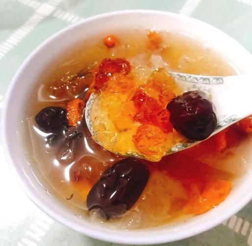 银耳桃胶红枣汤的功效与禁忌_孕妇能喝吗-第2张图片-山城妙识 银耳桃胶红枣汤的功效与禁忌_孕妇能喝吗-第2张图片-山城妙识