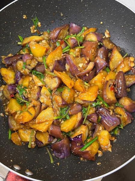 家常土豆茄子怎么炒_土豆茄子先炒哪个-第1张图片-山城妙识 家常土豆茄子怎么炒_土豆茄子先炒哪个-第1张图片-山城妙识