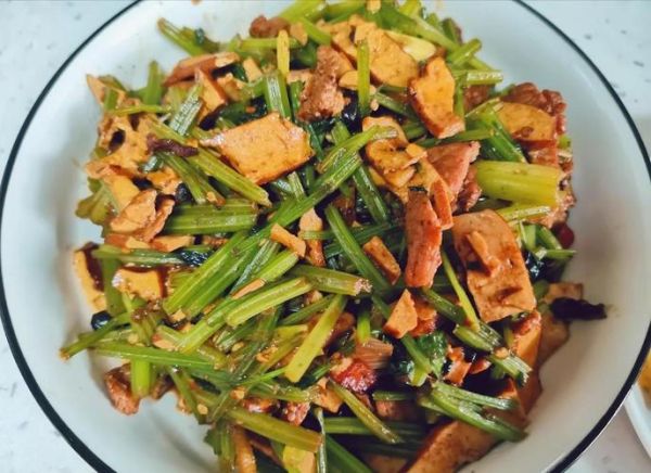 芹菜香干炒肉怎么炒好吃_芹菜香干炒肉家常做法-第1张图片-山城妙识