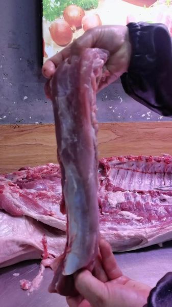 猪里脊肉长什么样_怎么分辨真假里脊-第1张图片-山城妙识 猪里脊肉长什么样_怎么分辨真假里脊-第1张图片-山城妙识