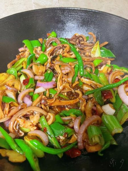 青椒炒墨鱼怎么做_青椒炒墨鱼热量高吗-第1张图片-山城妙识