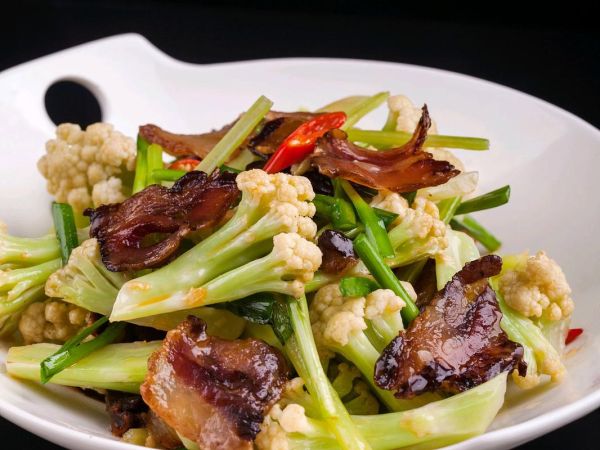 腊肉炒花菜怎么做_腊肉炒花菜的家常做法-第3张图片-山城妙识