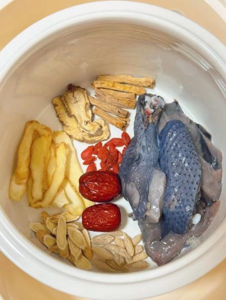 乌鸡汤里放什么食材好_乌鸡汤搭配什么食材最补气血-第3张图片-山城妙识 乌鸡汤里放什么食材好_乌鸡汤搭配什么食材最补气血-第3张图片-山城妙识