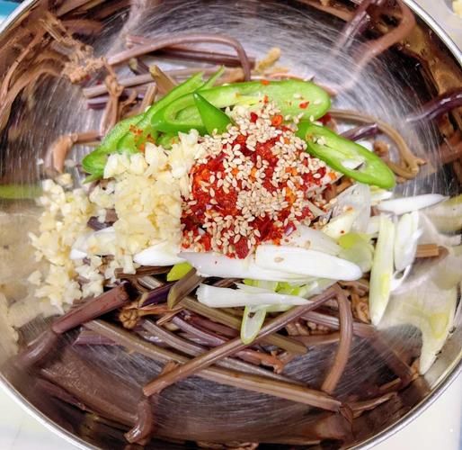 东北干蕨菜怎么做好吃_东北干蕨菜泡发技巧-第1张图片-山城妙识