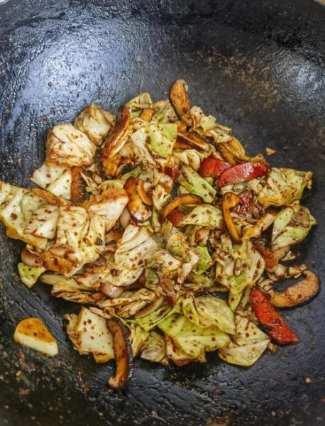 甘蓝炒肉怎么炒才脆嫩_甘蓝炒肉用焯水吗-第3张图片-山城妙识