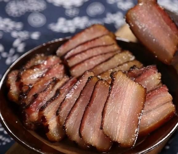 腊肉先蒸熟再切还是切完再蒸_口感与保存哪个更重要-第1张图片-山城妙识 腊肉先蒸熟再切还是切完再蒸_口感与保存哪个更重要-第1张图片-山城妙识