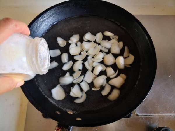 茭白里面有黑色的小点能吃吗_茭白黑点去除方法-第1张图片-山城妙识 茭白里面有黑色的小点能吃吗_茭白黑点去除方法-第1张图片-山城妙识