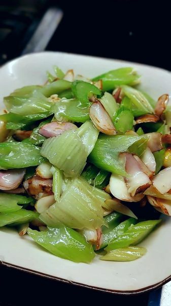 西芹百合怎么炒才脆_西芹百合焯水几分钟-第1张图片-山城妙识 西芹百合怎么炒才脆_西芹百合焯水几分钟-第1张图片-山城妙识
