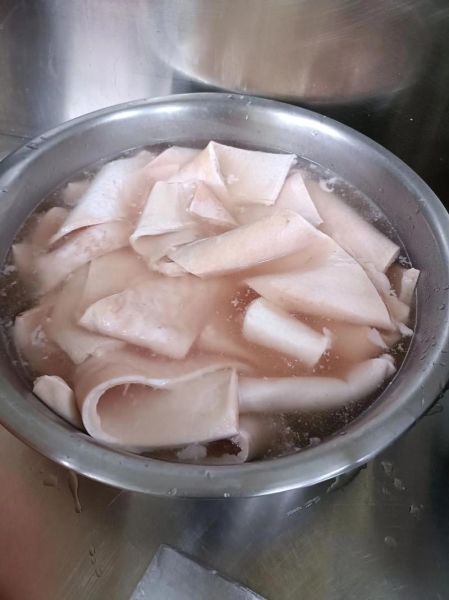 肉皮冻怎么做好吃_肉皮冻的做法视频-第1张图片-山城妙识