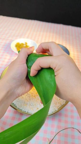 老式三角小脚粽子怎么包_三角小脚粽子包法步骤-第1张图片-山城妙识