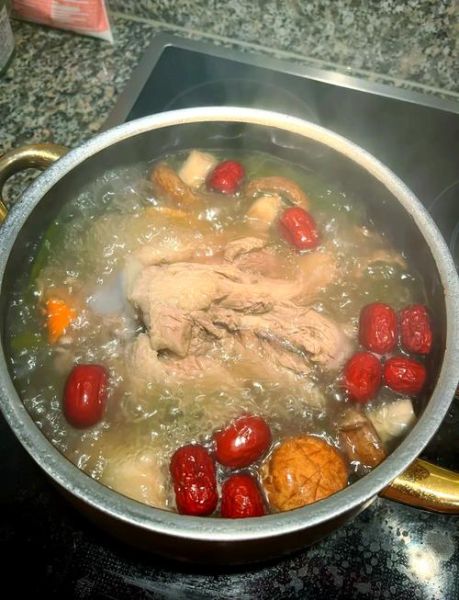 蹄髈汤放什么好吃_蹄髈汤里加什么食材更香-第3张图片-山城妙识 蹄髈汤放什么好吃_蹄髈汤里加什么食材更香-第3张图片-山城妙识