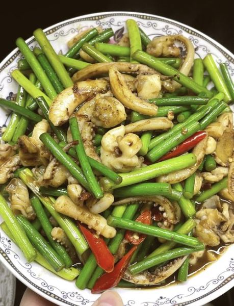 蒜苔炒鱿鱼怎么做_蒜苔炒鱿鱼用焯水吗-第3张图片-山城妙识