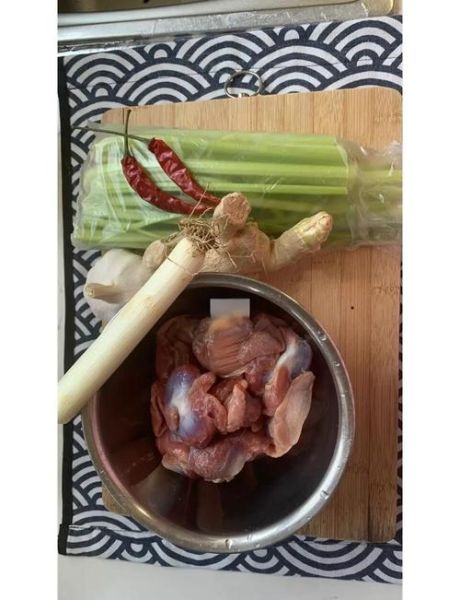 芹菜炒鸡胗怎么炒才脆嫩_芹菜炒鸡胗焯水还是直接炒-第3张图片-山城妙识 芹菜炒鸡胗怎么炒才脆嫩_芹菜炒鸡胗焯水还是直接炒-第3张图片-山城妙识