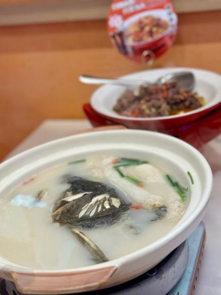 鱼头火锅怎么做才好吃_鱼头火锅的家常做法窍门-第1张图片-山城妙识