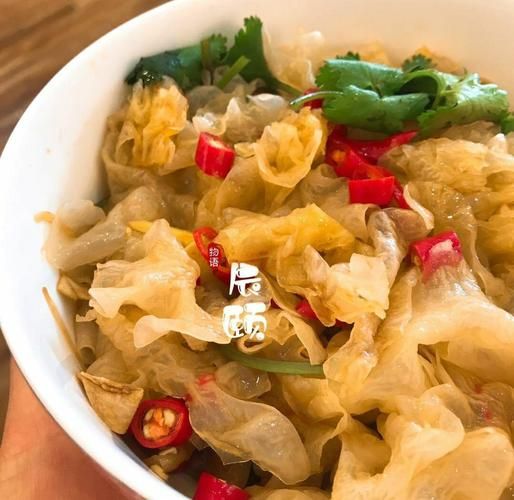 凉拌白木耳怎么做_凉拌白木耳要焯水吗-第1张图片-山城妙识