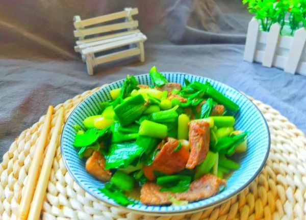 猪肉炒蒜苗怎么做才嫩_蒜苗炒肉先放哪个-第1张图片-山城妙识