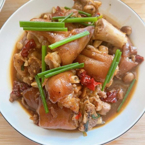 花生炖猪蹄怎么做_猪蹄花生汤的家常做法-第1张图片-山城妙识