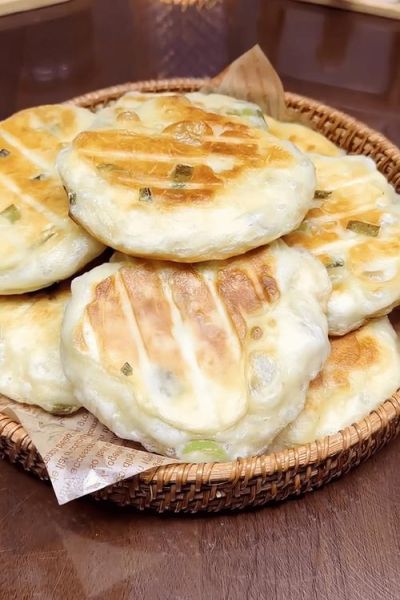 葱花饼用什么水和面_冷水还是热水-第1张图片-山城妙识 葱花饼用什么水和面_冷水还是热水-第1张图片-山城妙识