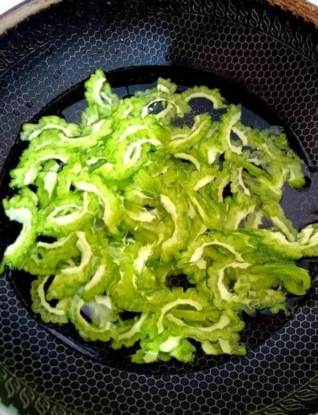 干苦瓜炒鸡蛋怎么做_苦瓜不苦技巧-第1张图片-山城妙识 干苦瓜炒鸡蛋怎么做_苦瓜不苦技巧-第1张图片-山城妙识