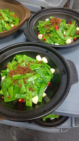 百合虾仁炒西芹怎么做_百合虾仁炒西芹需要焯水吗-第2张图片-山城妙识