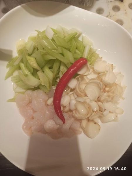 百合虾仁炒西芹怎么做_百合虾仁炒西芹需要焯水吗-第3张图片-山城妙识