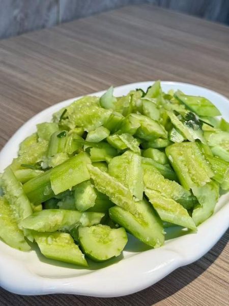 素拍凉拌黄瓜怎么做好吃_黄瓜要不要焯水-第1张图片-山城妙识 素拍凉拌黄瓜怎么做好吃_黄瓜要不要焯水-第1张图片-山城妙识