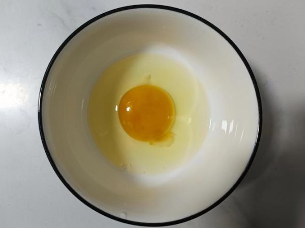 煎鸡蛋怎么做不粘锅_煎鸡蛋的做法视频教程-第2张图片-山城妙识